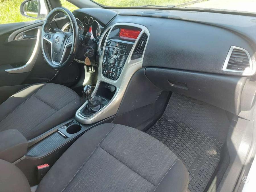 White Opel Astra 2012 in Ukmerge, with an engine capacity of 1.30 L and mileage of 154 thousand km for 1750 €, photo 8 on AUTOMOTO.COM.LV