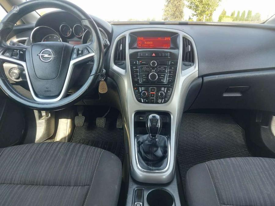 White Opel Astra 2012 in Ukmerge, with an engine capacity of 1.30 L and mileage of 154 thousand km for 1750 €, photo 9 on AUTOMOTO.COM.LV