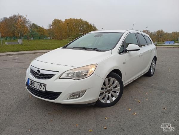 White Opel Astra 2012 in Vilnius, with an engine capacity of 2.00 L and mileage of 430 thousand km for 1550 €, photo 1 on AUTOMOTO.COM.LV