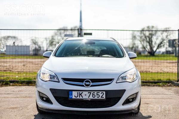 Balts Opel Astra 2013 Rīga, ar dzinēja tilpumu 1.70 L un nobraukumu 384 tūkst. km par 700 €, foto 3 vietnē AUTOMOTO.COM.LV