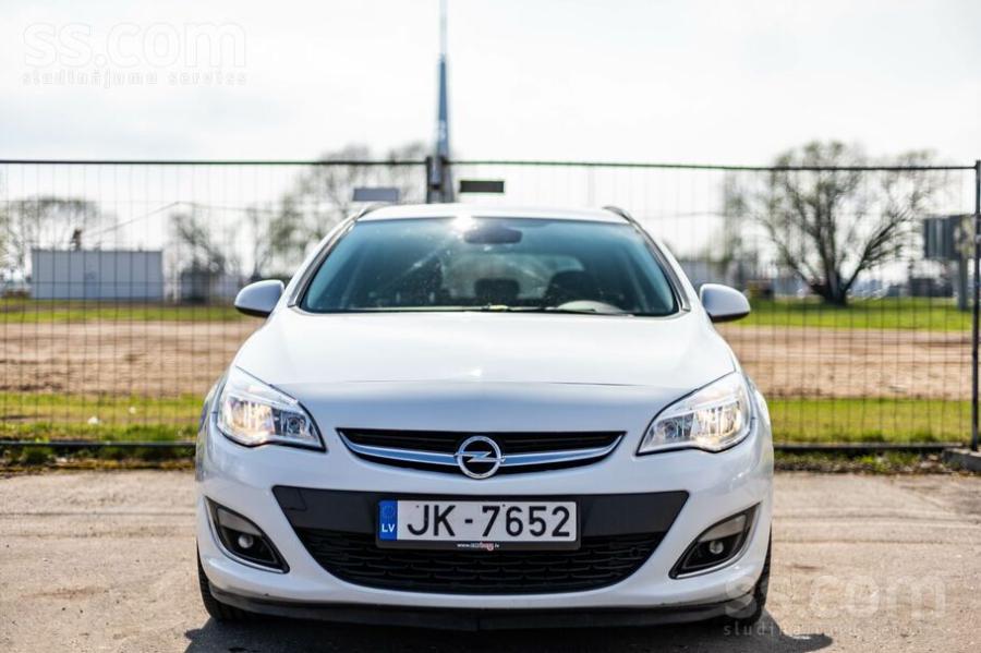 Balts Opel Astra 2013 Rīga, ar dzinēja tilpumu 1.70 L un nobraukumu 384 tūkst. km par 700 €, foto 3 vietnē AUTOMOTO.COM.LV