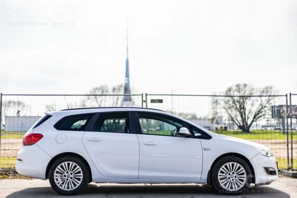 Balts Opel Astra 2013 Rīga, ar dzinēja tilpumu 1.70 L un nobraukumu 384 tūkst. km par 700 €, foto 5 vietnē AUTOMOTO.COM.LV