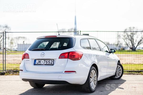 Balts Opel Astra 2013 Rīga, ar dzinēja tilpumu 1.70 L un nobraukumu 384 tūkst. km par 700 €, foto 6 vietnē AUTOMOTO.COM.LV