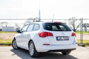 Balts Opel Astra 2013 Rīga, ar dzinēja tilpumu 1.70 L un nobraukumu 384 tūkst. km par 700 €, foto 7 vietnē AUTOMOTO.COM.LV