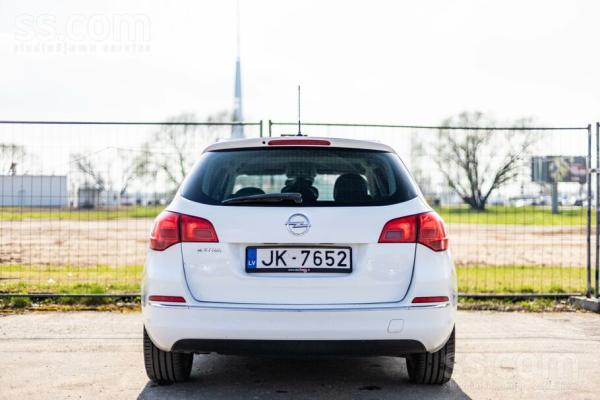 Balts Opel Astra 2013 Rīga, ar dzinēja tilpumu 1.70 L un nobraukumu 384 tūkst. km par 700 €, foto 8 vietnē AUTOMOTO.COM.LV