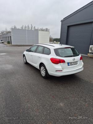 White Opel Astra 2013 in Viljandi, with an engine capacity of 1.70 L and mileage of 258 thousand km for 2600 €, photo 3 on AUTOMOTO.COM.LV