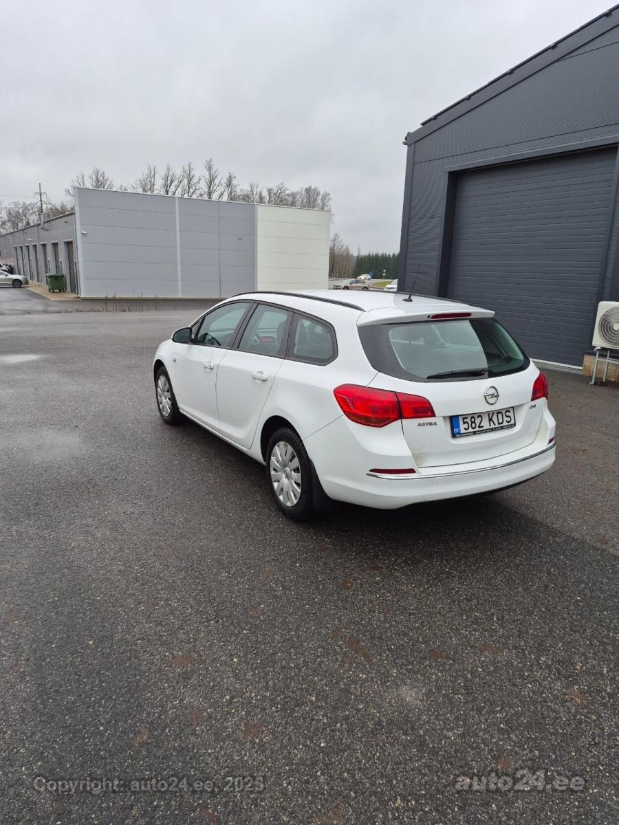 White Opel Astra 2013 in Viljandi, with an engine capacity of 1.70 L and mileage of 258 thousand km for 2600 €, photo 3 on AUTOMOTO.COM.LV