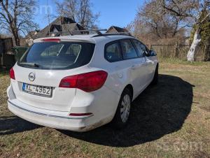White Opel Astra 2013 in Tukums, with an engine capacity of 1.70 L and mileage of 323 thousand km for 1800 €, photo 4 on AUTOMOTO.COM.LV