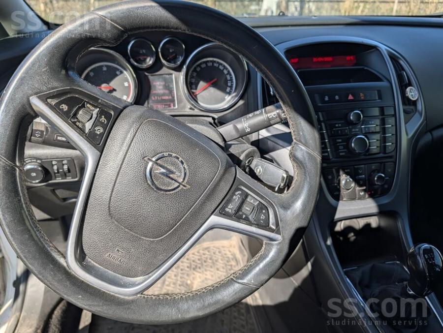 White Opel Astra 2013 in Tukums, with an engine capacity of 1.70 L and mileage of 323 thousand km for 1800 €, photo 6 on AUTOMOTO.COM.LV