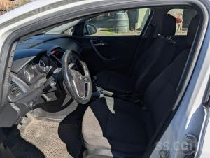 White Opel Astra 2013 in Tukums, with an engine capacity of 1.70 L and mileage of 323 thousand km for 1800 €, photo 7 on AUTOMOTO.COM.LV