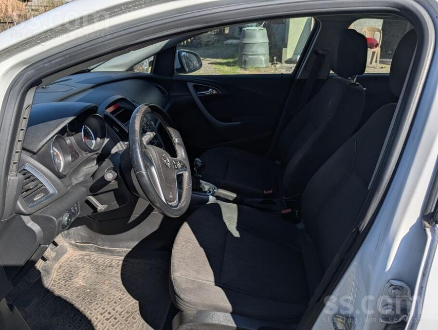 White Opel Astra 2013 in Tukums, with an engine capacity of 1.70 L and mileage of 323 thousand km for 1800 €, photo 7 on AUTOMOTO.COM.LV
