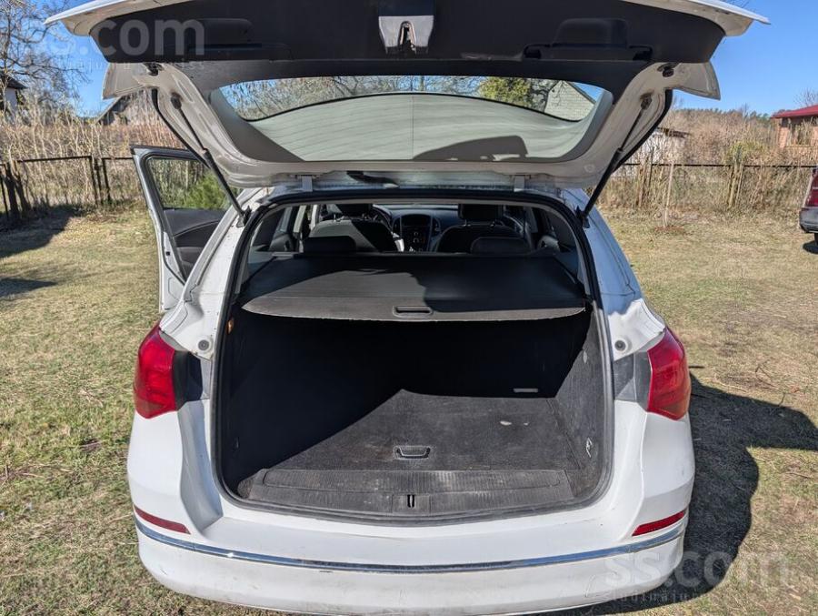 White Opel Astra 2013 in Tukums, with an engine capacity of 1.70 L and mileage of 323 thousand km for 1800 €, photo 9 on AUTOMOTO.COM.LV