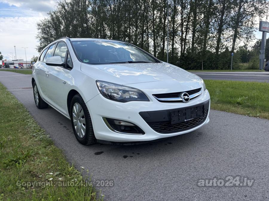 White Opel Astra 2013 in Viljandi, with an engine capacity of 1.70 L and mileage of 244 thousand km for 3990 €, photo 3 on AUTOMOTO.COM.LV