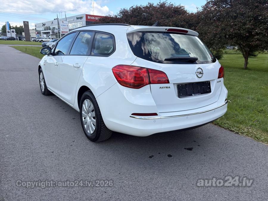 White Opel Astra 2013 in Viljandi, with an engine capacity of 1.70 L and mileage of 244 thousand km for 3990 €, photo 4 on AUTOMOTO.COM.LV