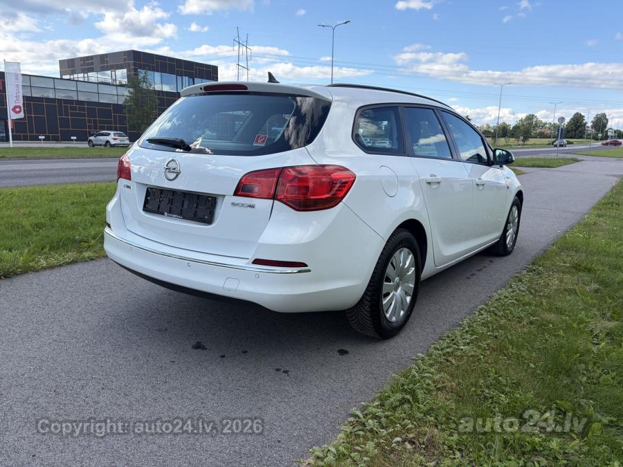 White Opel Astra 2013 in Viljandi, with an engine capacity of 1.70 L and mileage of 244 thousand km for 3990 €, photo 5 on AUTOMOTO.COM.LV