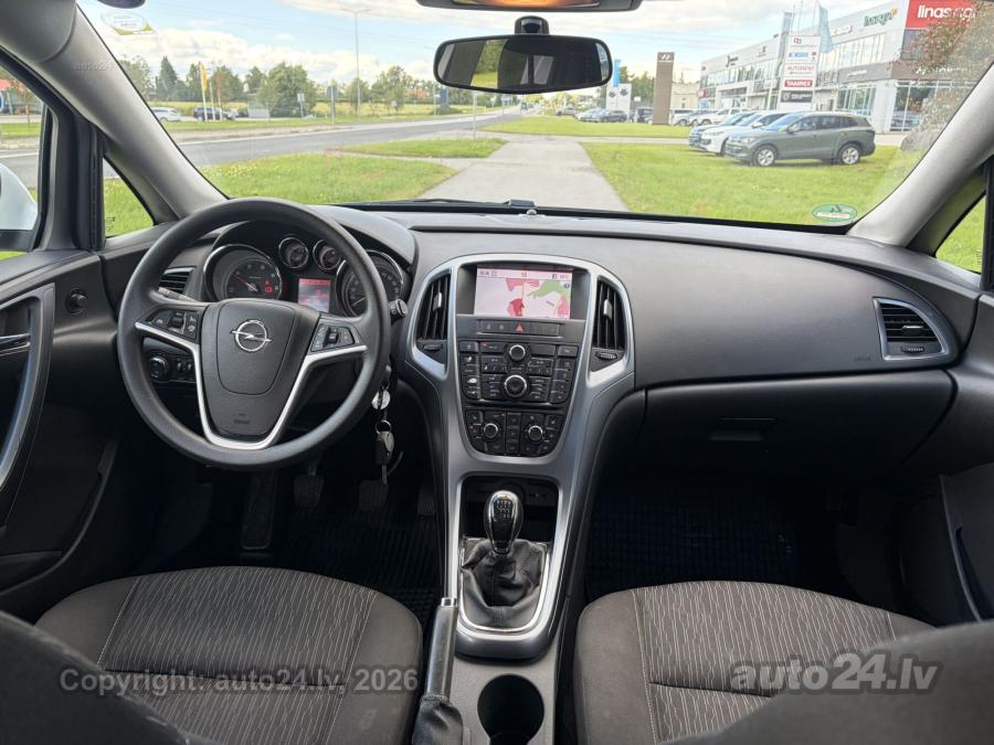 White Opel Astra 2013 in Viljandi, with an engine capacity of 1.70 L and mileage of 244 thousand km for 3990 €, photo 6 on AUTOMOTO.COM.LV
