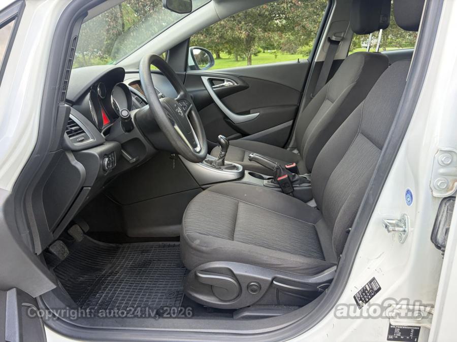 White Opel Astra 2013 in Viljandi, with an engine capacity of 1.70 L and mileage of 244 thousand km for 3990 €, photo 7 on AUTOMOTO.COM.LV