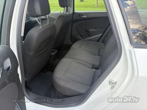 White Opel Astra 2013 in Viljandi, with an engine capacity of 1.70 L and mileage of 244 thousand km for 3990 €, photo 9 on AUTOMOTO.COM.LV