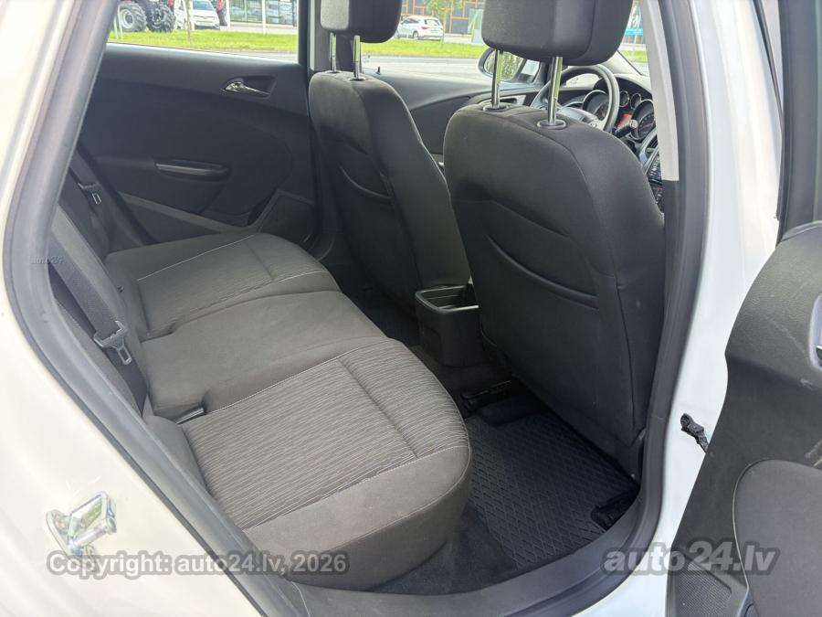 White Opel Astra 2013 in Viljandi, with an engine capacity of 1.70 L and mileage of 244 thousand km for 3990 €, photo 10 on AUTOMOTO.COM.LV