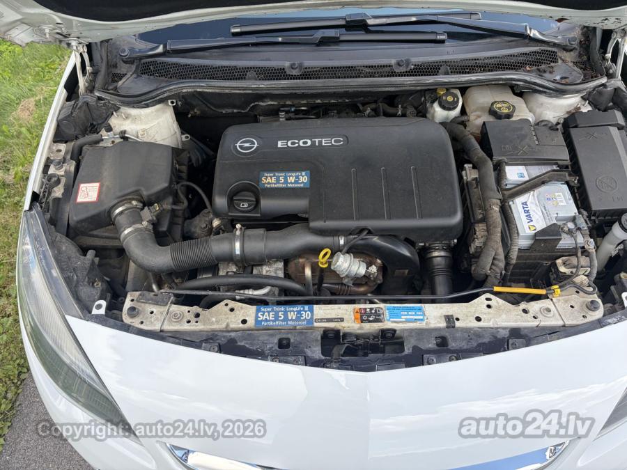 White Opel Astra 2013 in Viljandi, with an engine capacity of 1.70 L and mileage of 244 thousand km for 3990 €, photo 12 on AUTOMOTO.COM.LV