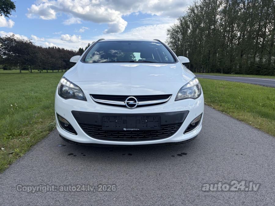 White Opel Astra 2013 in Viljandi, with an engine capacity of 1.70 L and mileage of 244 thousand km for 3990 €, photo 14 on AUTOMOTO.COM.LV