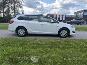 White Opel Astra 2013 in Viljandi, with an engine capacity of 1.70 L and mileage of 244 thousand km for 3990 €, photo 16 on AUTOMOTO.COM.LV