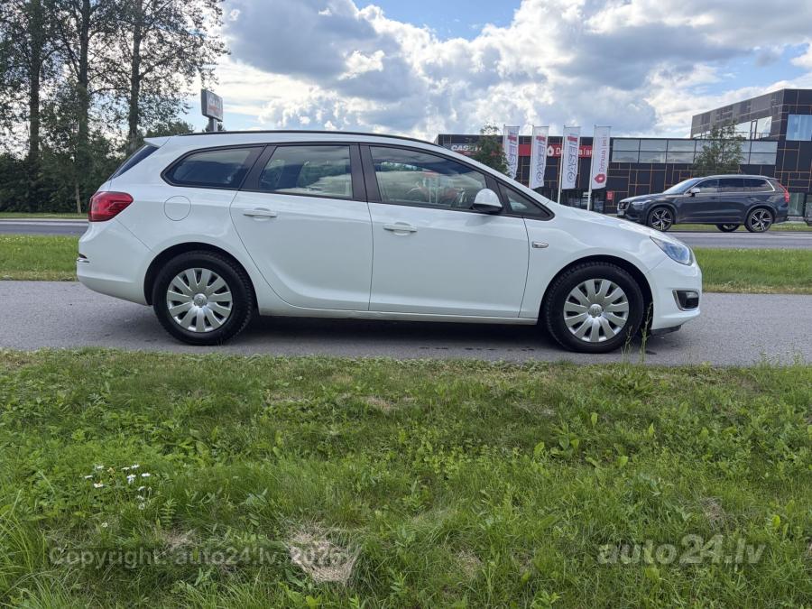 White Opel Astra 2013 in Viljandi, with an engine capacity of 1.70 L and mileage of 244 thousand km for 3990 €, photo 16 on AUTOMOTO.COM.LV