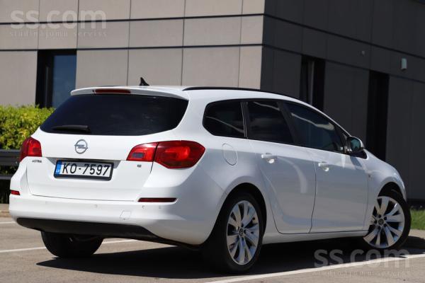 White Opel Astra 2013 in Tukums, with an engine capacity of 1.70 L and mileage of 248 thousand km for 3950 €, photo 4 on AUTOMOTO.COM.LV