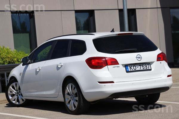 White Opel Astra 2013 in Tukums, with an engine capacity of 1.70 L and mileage of 248 thousand km for 3950 €, photo 5 on AUTOMOTO.COM.LV