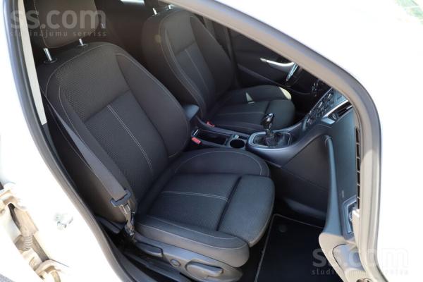 White Opel Astra 2013 in Tukums, with an engine capacity of 1.70 L and mileage of 248 thousand km for 3950 €, photo 7 on AUTOMOTO.COM.LV