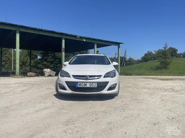 White Opel Astra 2013 in Siauliai, with an engine capacity of 1.70 L and mileage of 300 thousand km for 2400 €, photo 2 on AUTOMOTO.COM.LV