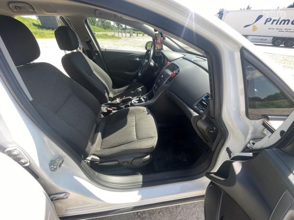 White Opel Astra 2013 in Siauliai, with an engine capacity of 1.70 L and mileage of 300 thousand km for 2400 €, photo 5 on AUTOMOTO.COM.LV