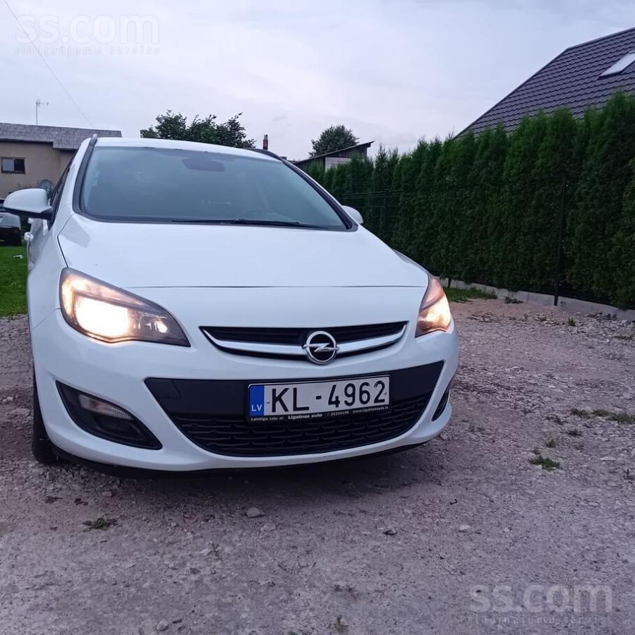 White Opel Astra 2013 in Tukums, with an engine capacity of 1.70 L and mileage of 327 thousand km for 2799 €, photo 1 on AUTOMOTO.COM.LV