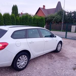 White Opel Astra 2013 in Tukums, with an engine capacity of 1.70 L and mileage of 327 thousand km for 2799 €, photo 3 on AUTOMOTO.COM.LV