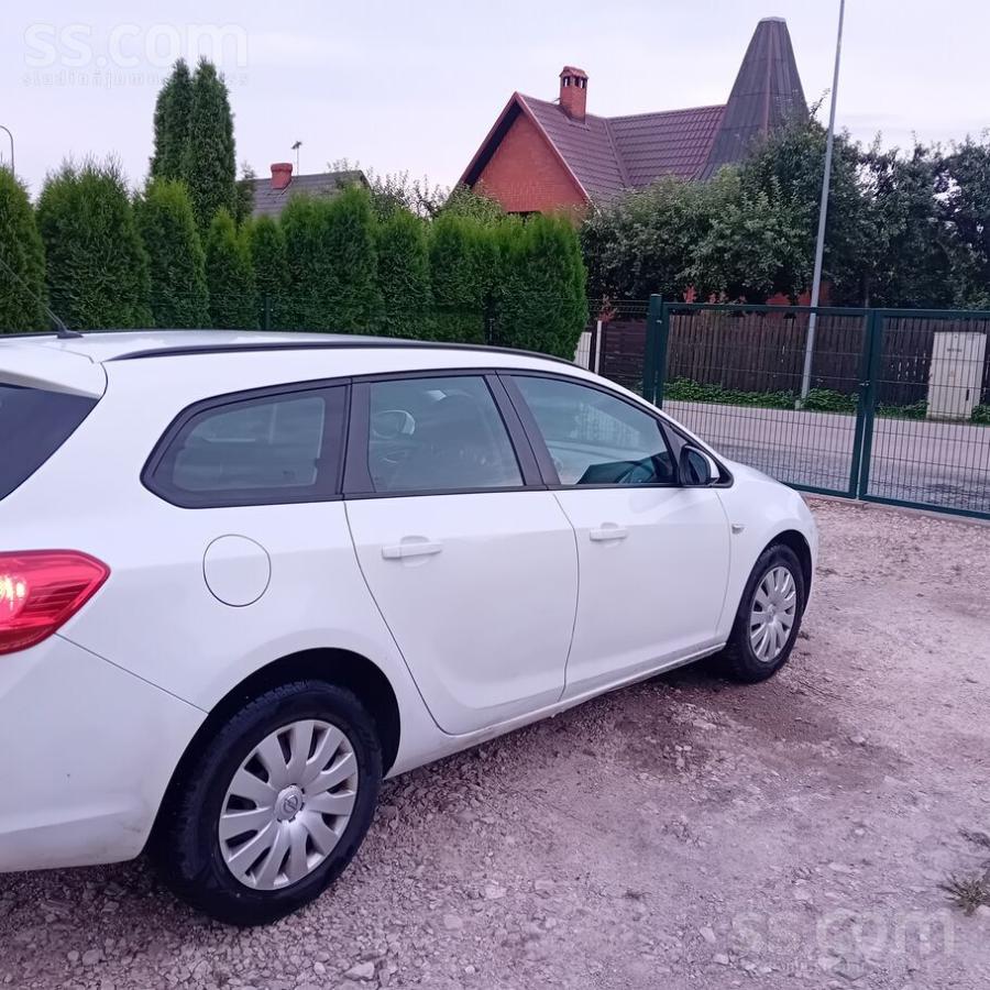White Opel Astra 2013 in Tukums, with an engine capacity of 1.70 L and mileage of 327 thousand km for 2799 €, photo 3 on AUTOMOTO.COM.LV