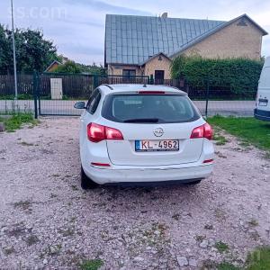 White Opel Astra 2013 in Tukums, with an engine capacity of 1.70 L and mileage of 327 thousand km for 2799 €, photo 4 on AUTOMOTO.COM.LV