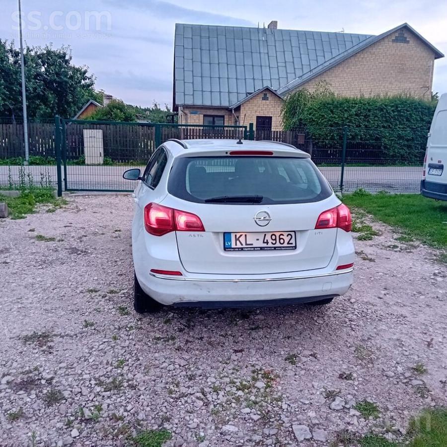 White Opel Astra 2013 in Tukums, with an engine capacity of 1.70 L and mileage of 327 thousand km for 2799 €, photo 4 on AUTOMOTO.COM.LV