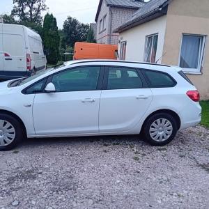 White Opel Astra 2013 in Tukums, with an engine capacity of 1.70 L and mileage of 327 thousand km for 2799 €, photo 5 on AUTOMOTO.COM.LV