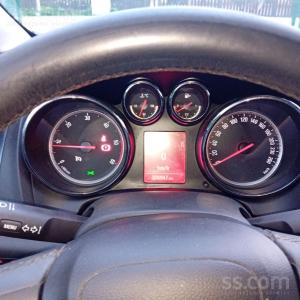 White Opel Astra 2013 in Tukums, with an engine capacity of 1.70 L and mileage of 327 thousand km for 2799 €, photo 6 on AUTOMOTO.COM.LV