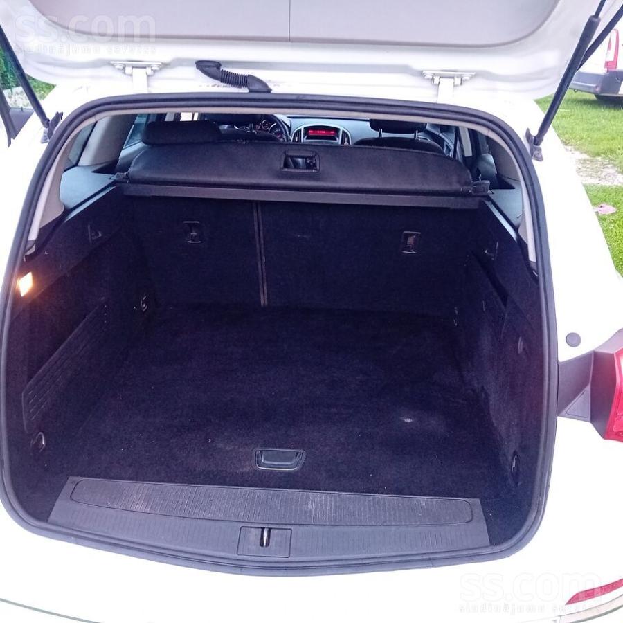 White Opel Astra 2013 in Tukums, with an engine capacity of 1.70 L and mileage of 327 thousand km for 2799 €, photo 7 on AUTOMOTO.COM.LV