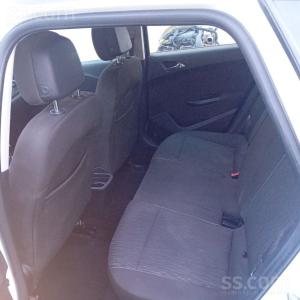 White Opel Astra 2013 in Tukums, with an engine capacity of 1.70 L and mileage of 327 thousand km for 2799 €, photo 9 on AUTOMOTO.COM.LV