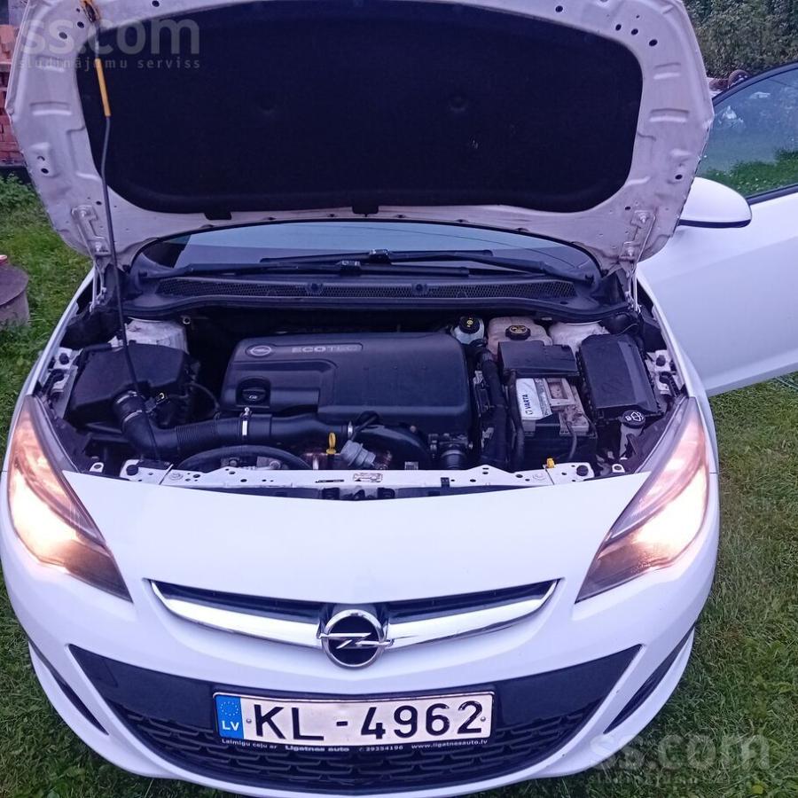 White Opel Astra 2013 in Tukums, with an engine capacity of 1.70 L and mileage of 327 thousand km for 2799 €, photo 10 on AUTOMOTO.COM.LV