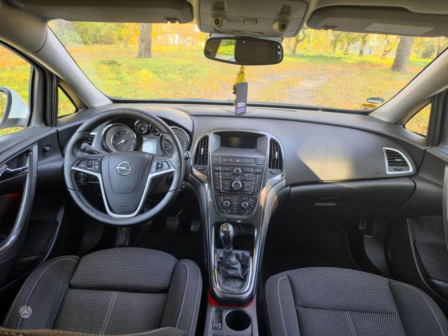Balts Opel Astra 2013 Utena, ar dzinēja tilpumu 1.96 L un nobraukumu 289 tūkst. km par 2950 €, foto 10 vietnē AUTOMOTO.COM.LV
