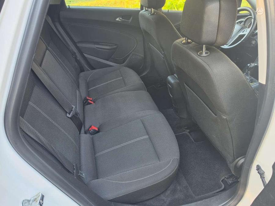 Balts Opel Astra 2013 Utena, ar dzinēja tilpumu 1.96 L un nobraukumu 289 tūkst. km par 2950 €, foto 19 vietnē AUTOMOTO.COM.LV