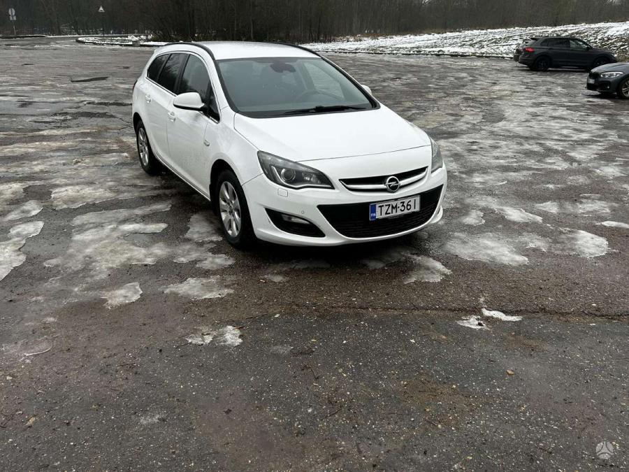 White Opel Astra 2014 in Kaunas, with an engine capacity of 1.60 L and mileage of 318 thousand km for 3900 €, photo 2 on AUTOMOTO.COM.LV