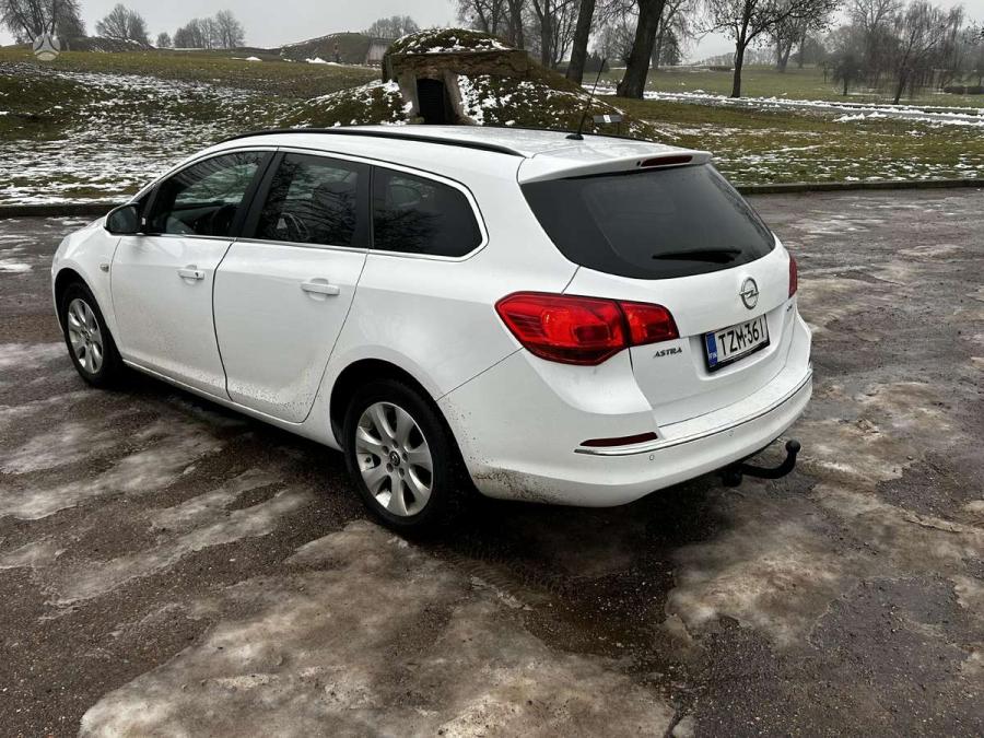 White Opel Astra 2014 in Kaunas, with an engine capacity of 1.60 L and mileage of 318 thousand km for 3900 €, photo 3 on AUTOMOTO.COM.LV