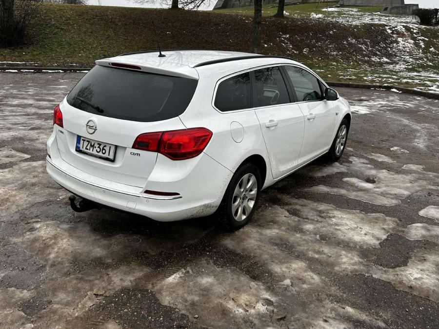 White Opel Astra 2014 in Kaunas, with an engine capacity of 1.60 L and mileage of 318 thousand km for 3900 €, photo 4 on AUTOMOTO.COM.LV
