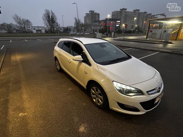 White Opel Astra 2014 in Kaunas, with an engine capacity of 1.60 L and mileage of 318 thousand km for 3700 €, photo 4 on AUTOMOTO.COM.LV