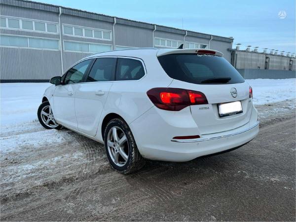 White Opel Astra 2014 in Taurage, with an engine capacity of 1.60 L and mileage of 222 thousand km for 3700 €, photo 2 on AUTOMOTO.COM.LV