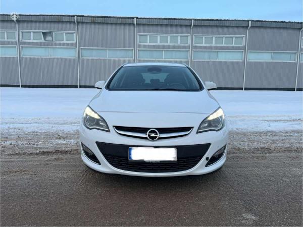 White Opel Astra 2014 in Taurage, with an engine capacity of 1.60 L and mileage of 222 thousand km for 3700 €, photo 3 on AUTOMOTO.COM.LV